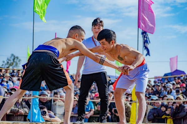 Traditional Wrestling Festival Begins in Sinh Village | Vietnam Times
