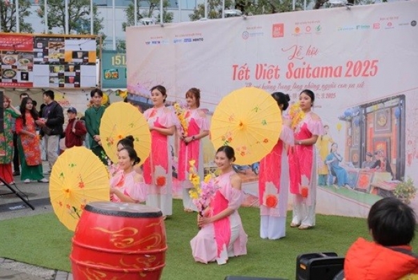 Vietnamese Tet Introduced to International Friends | Vietnam Times