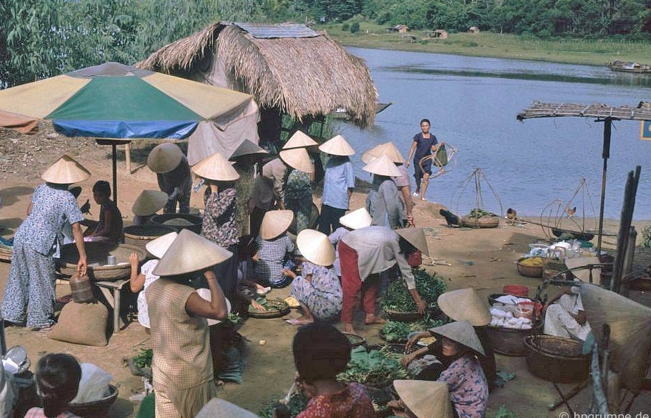 Rare photos of Hue’s daily life in early 1990s | Vietnam Times