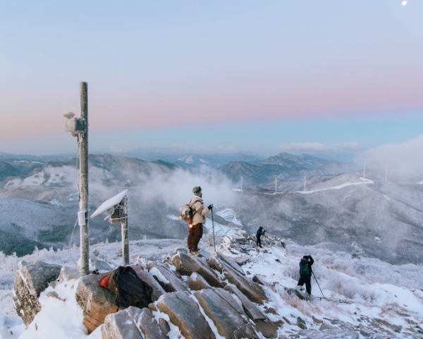 Vietnamese Man Climbs Freezing Mountain For Astonishing Photography ...